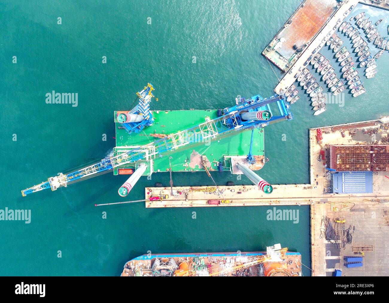 The 1,200-ton jack-up offshore wind power installation platform "Huaxia ...