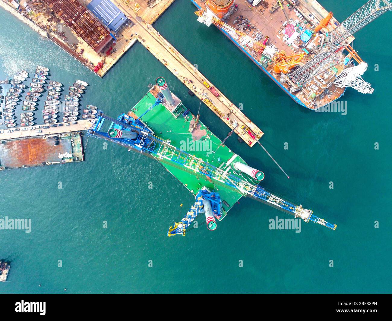 The 1,200-ton jack-up offshore wind power installation platform "Huaxia ...