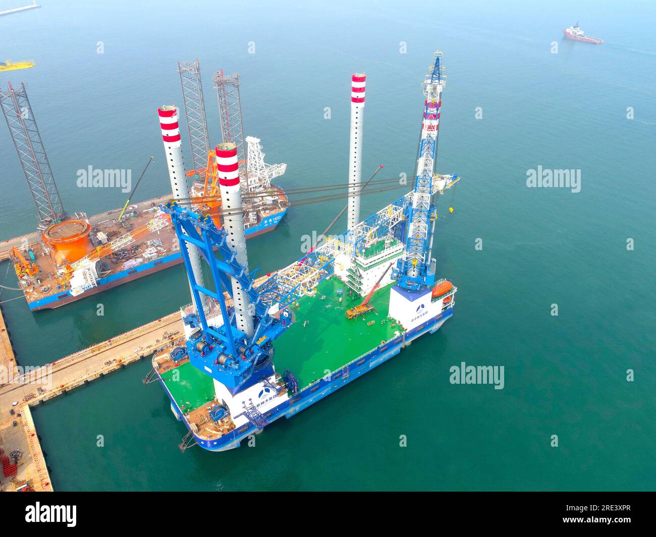 The 1,200-ton jack-up offshore wind power installation platform "Huaxia ...