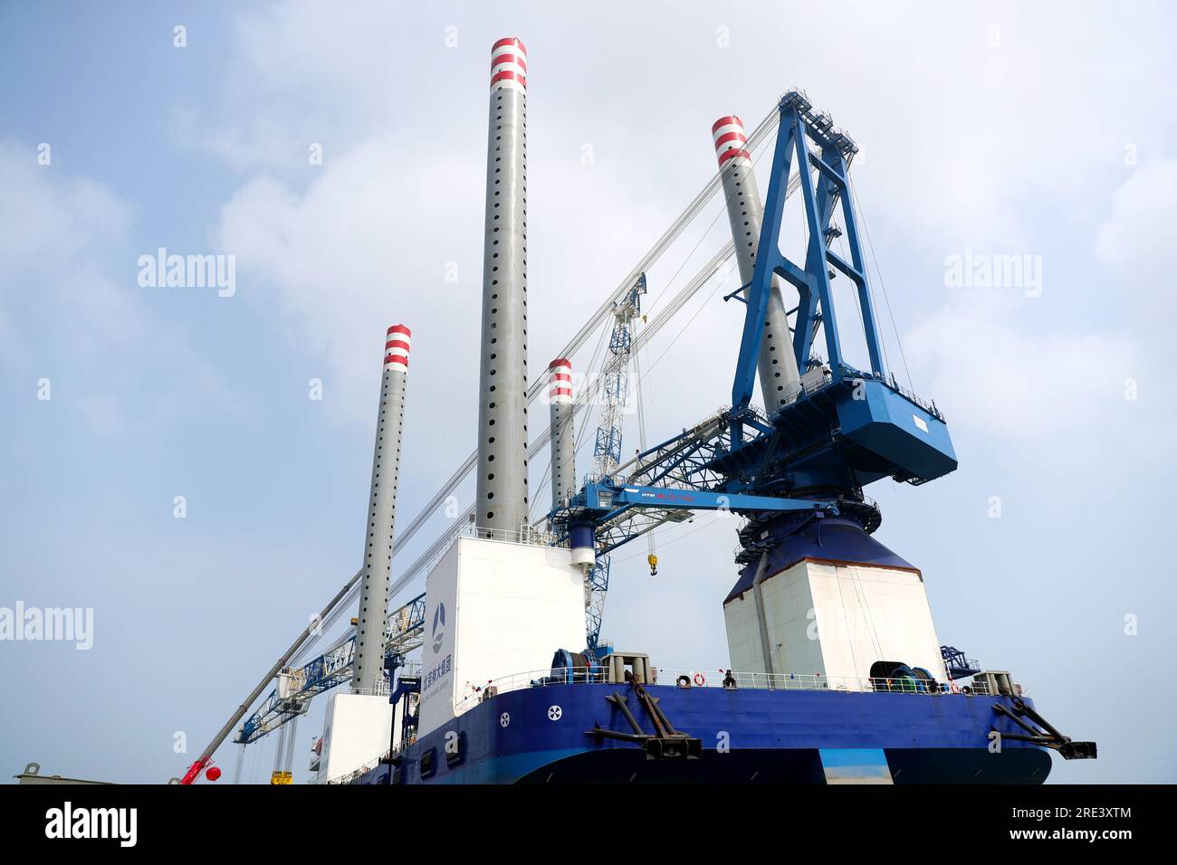 The 1,200-ton jack-up offshore wind power installation platform "Huaxia ...
