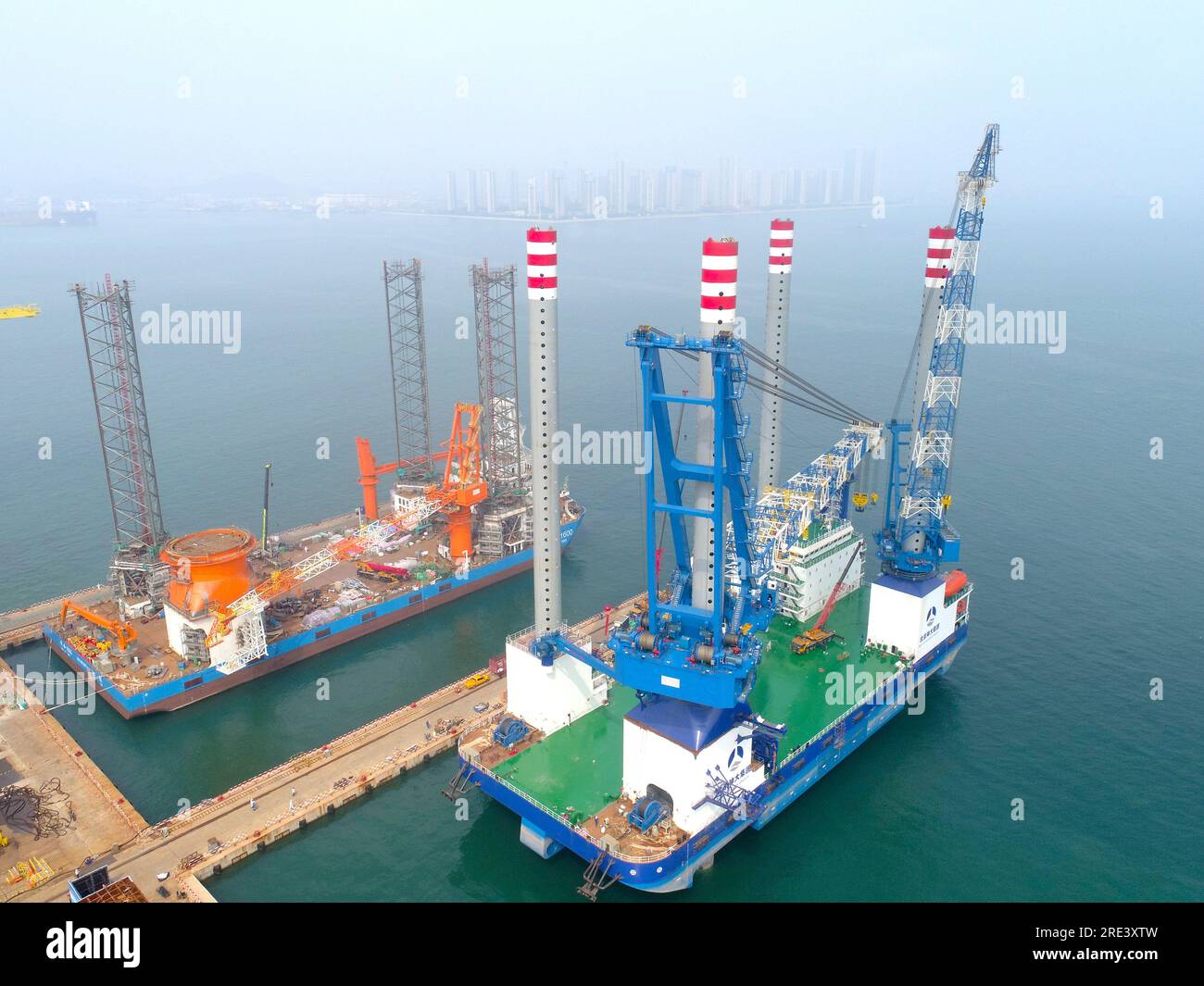 The 1,200-ton jack-up offshore wind power installation platform "Huaxia ...