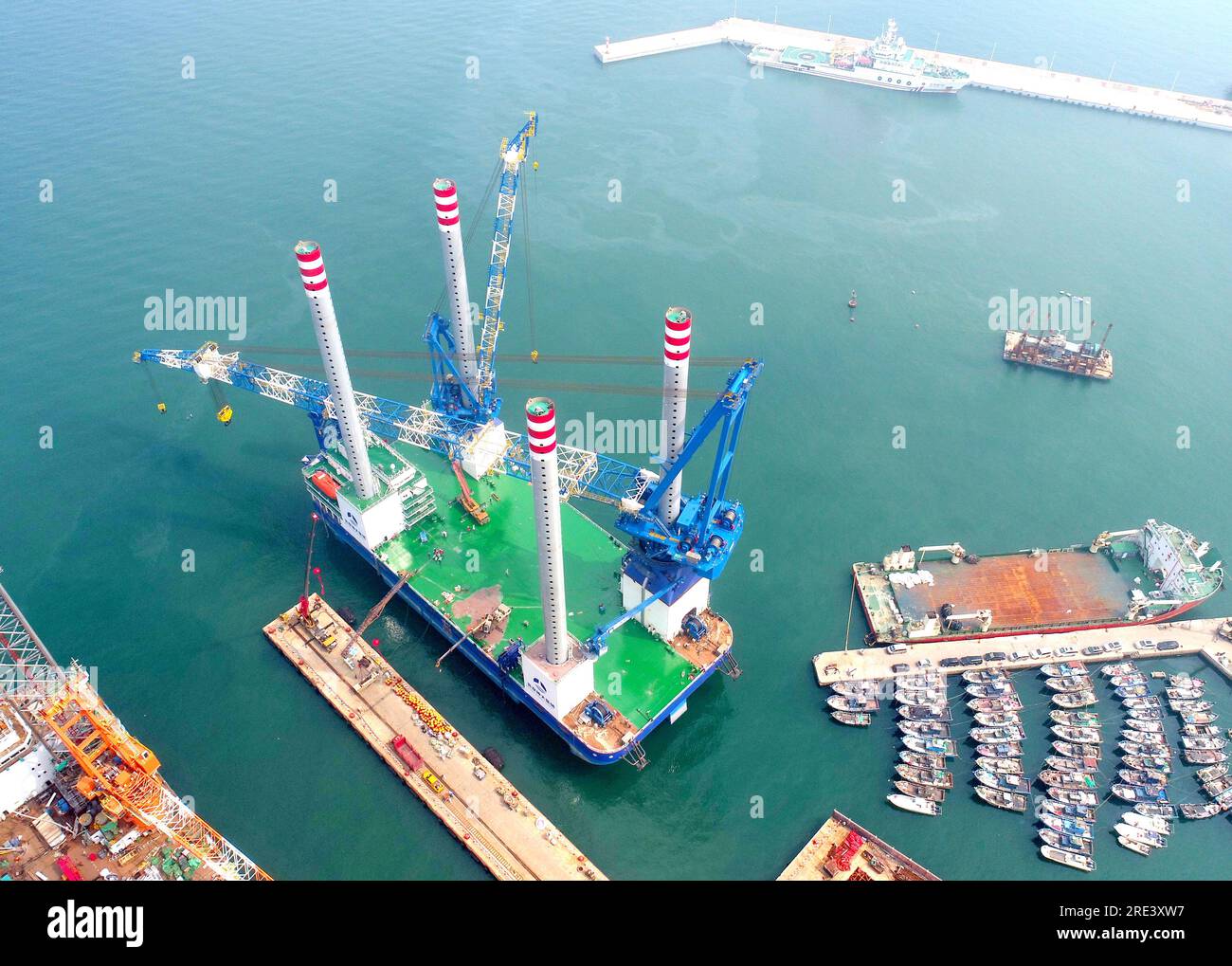 The 1,200-ton jack-up offshore wind power installation platform "Huaxia ...