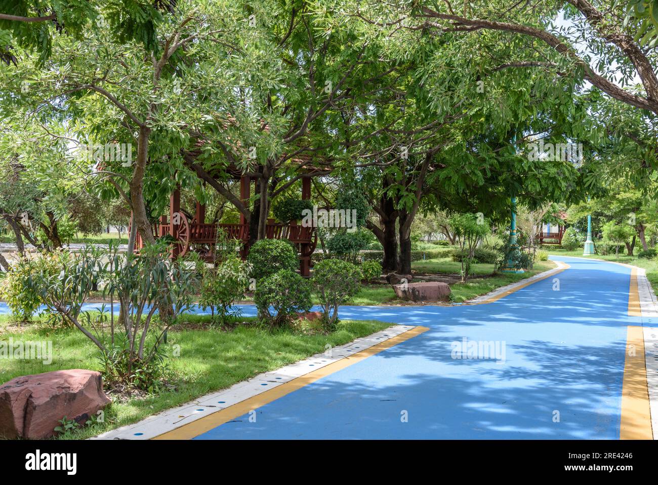 Beautiful city parks with walkway Stock Photo - Alamy