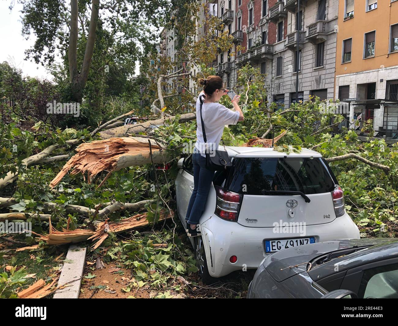 Macchine distrutte hi-res stock photography and images - Alamy