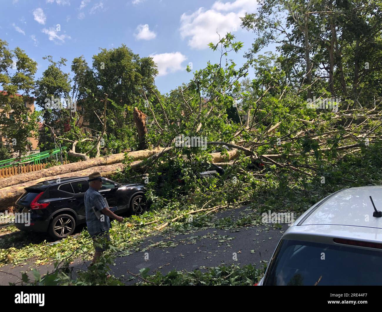 Macchine distrutte hi-res stock photography and images - Alamy