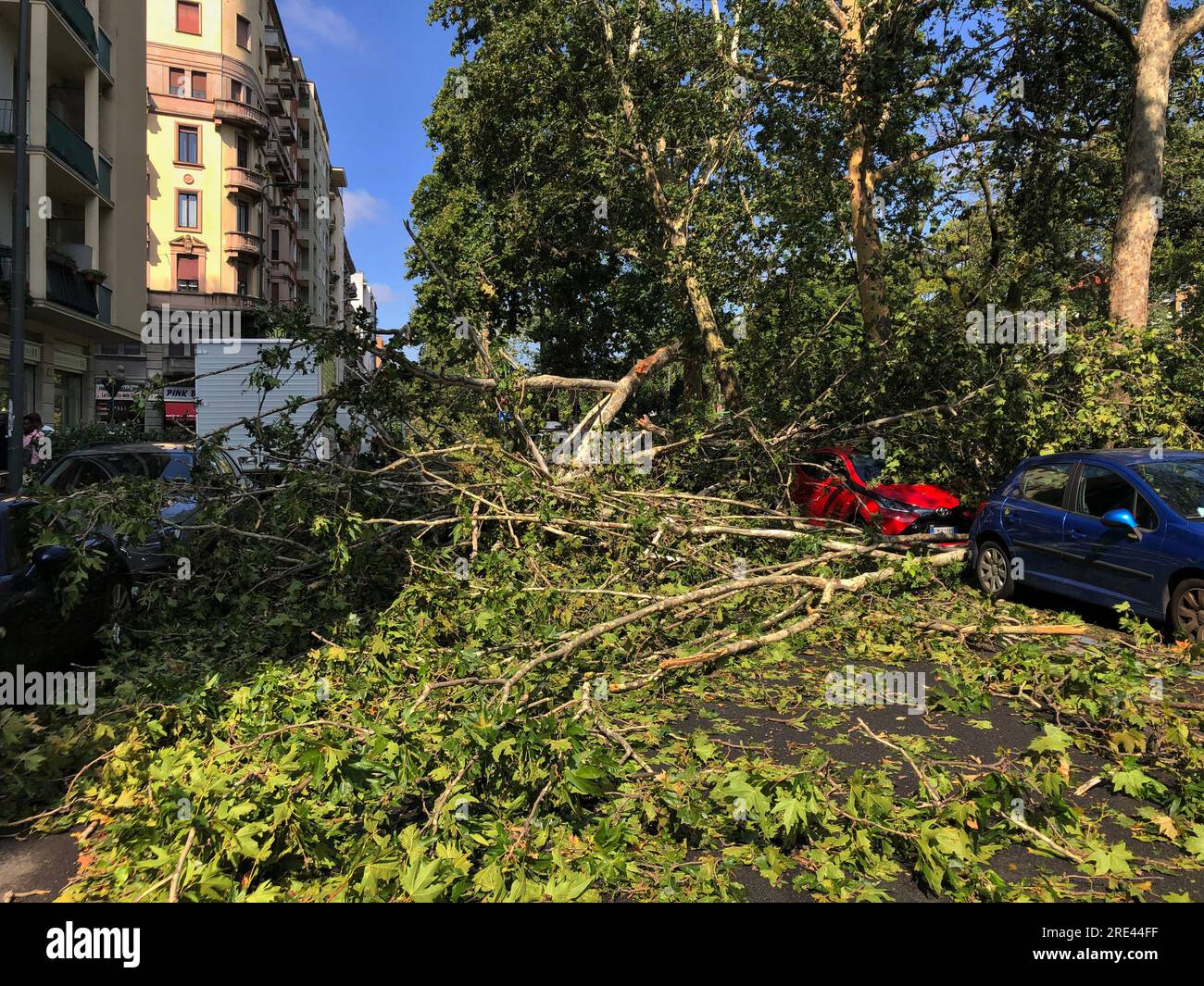 Macchine distrutte hi-res stock photography and images - Alamy