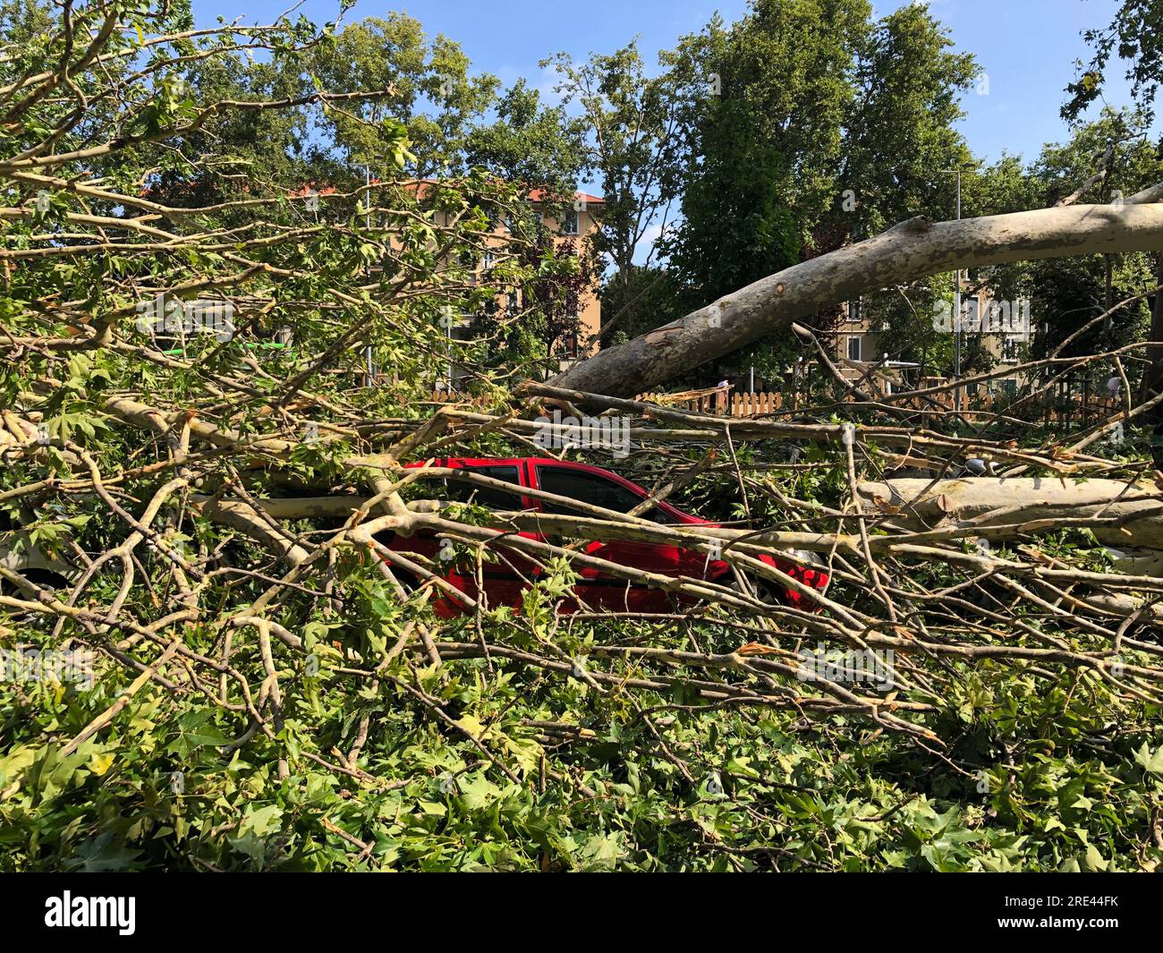 Macchine distrutte hi-res stock photography and images - Alamy