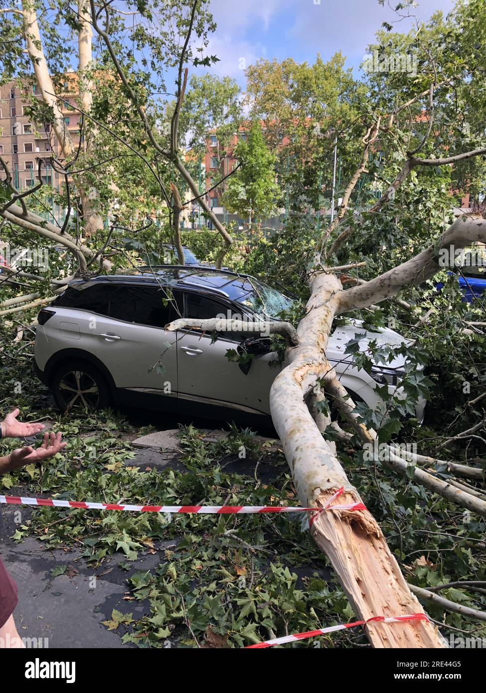 Macchine distrutte hi-res stock photography and images - Alamy