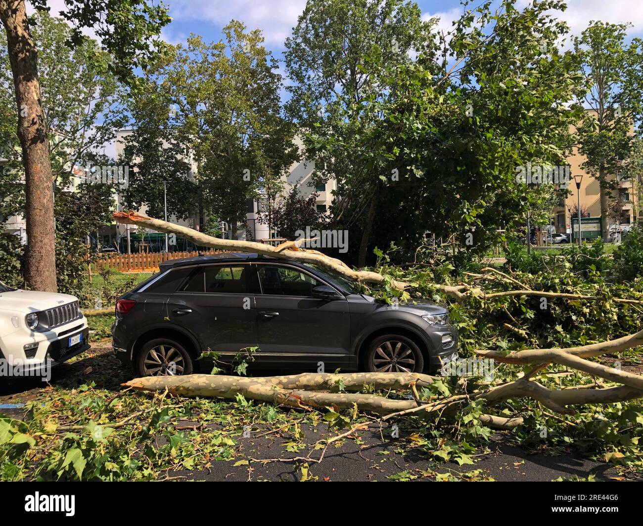 Macchine distrutte hi-res stock photography and images - Alamy