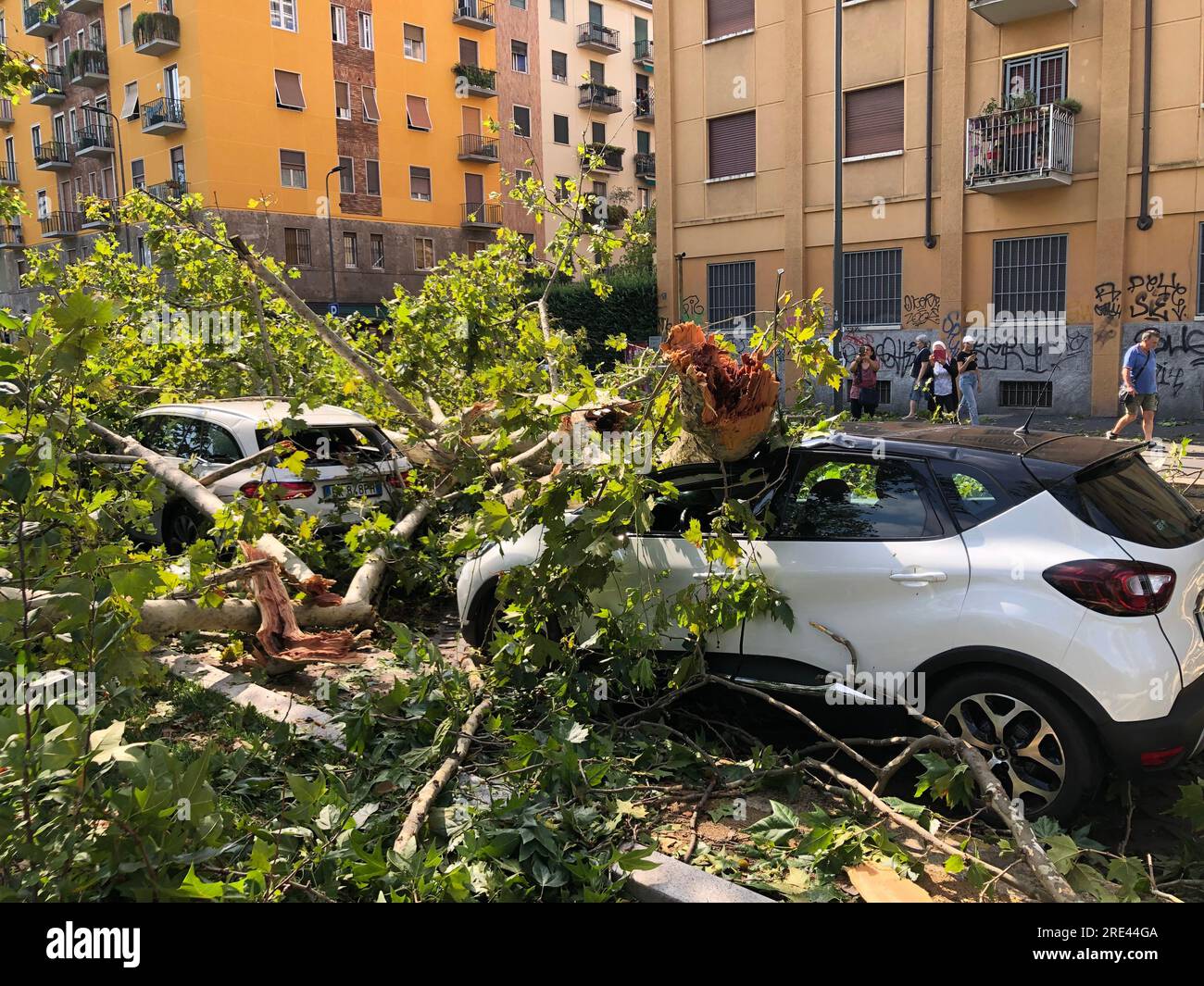 Macchine distrutte hi-res stock photography and images - Alamy