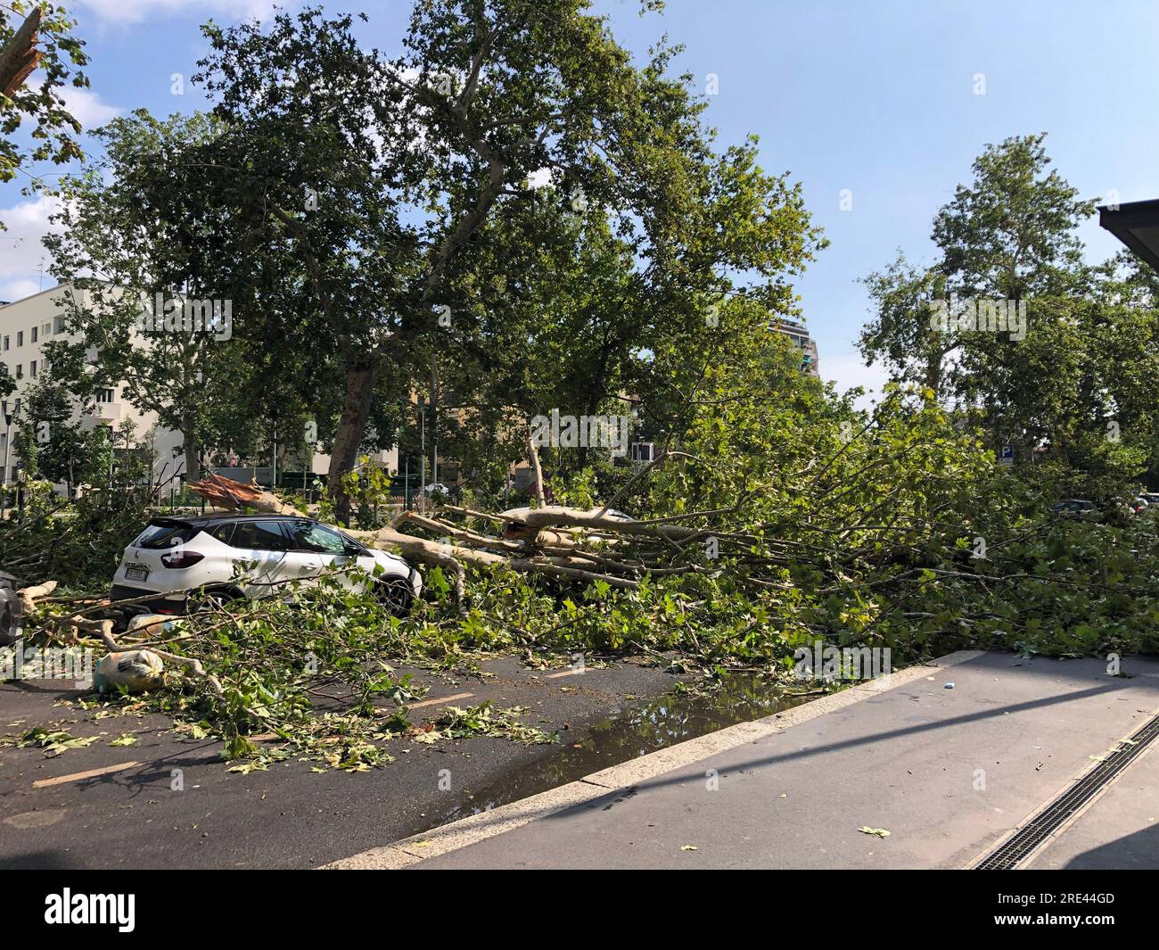 Macchine distrutte hi-res stock photography and images - Alamy