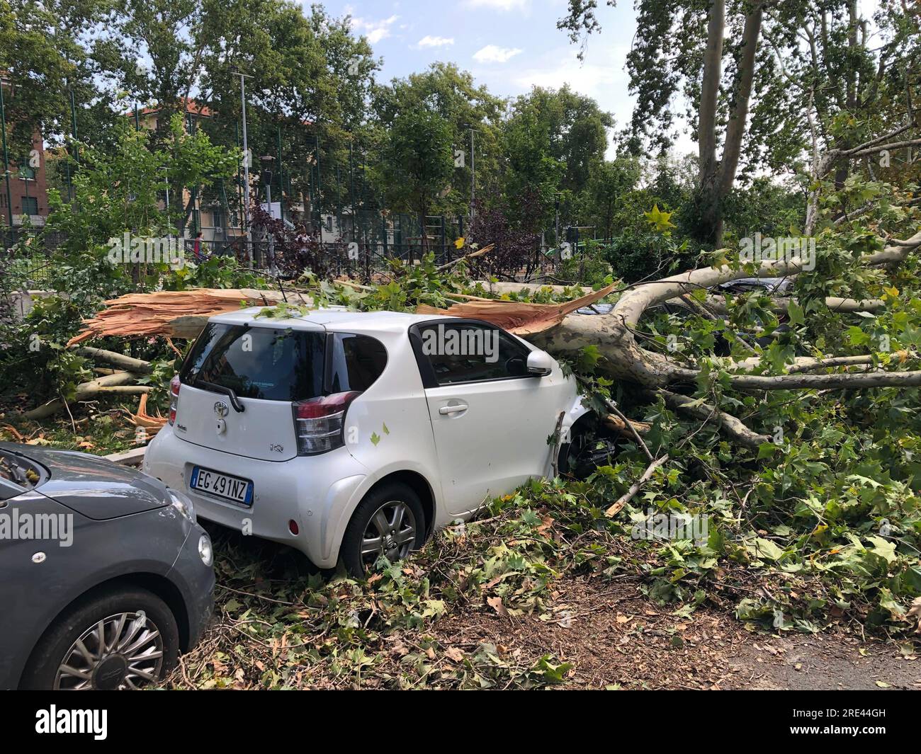 Macchine distrutte hi-res stock photography and images - Alamy