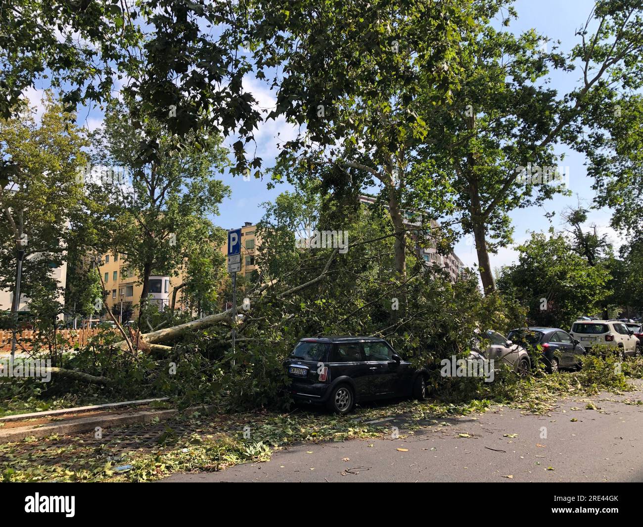 Macchine distrutte hi-res stock photography and images - Alamy