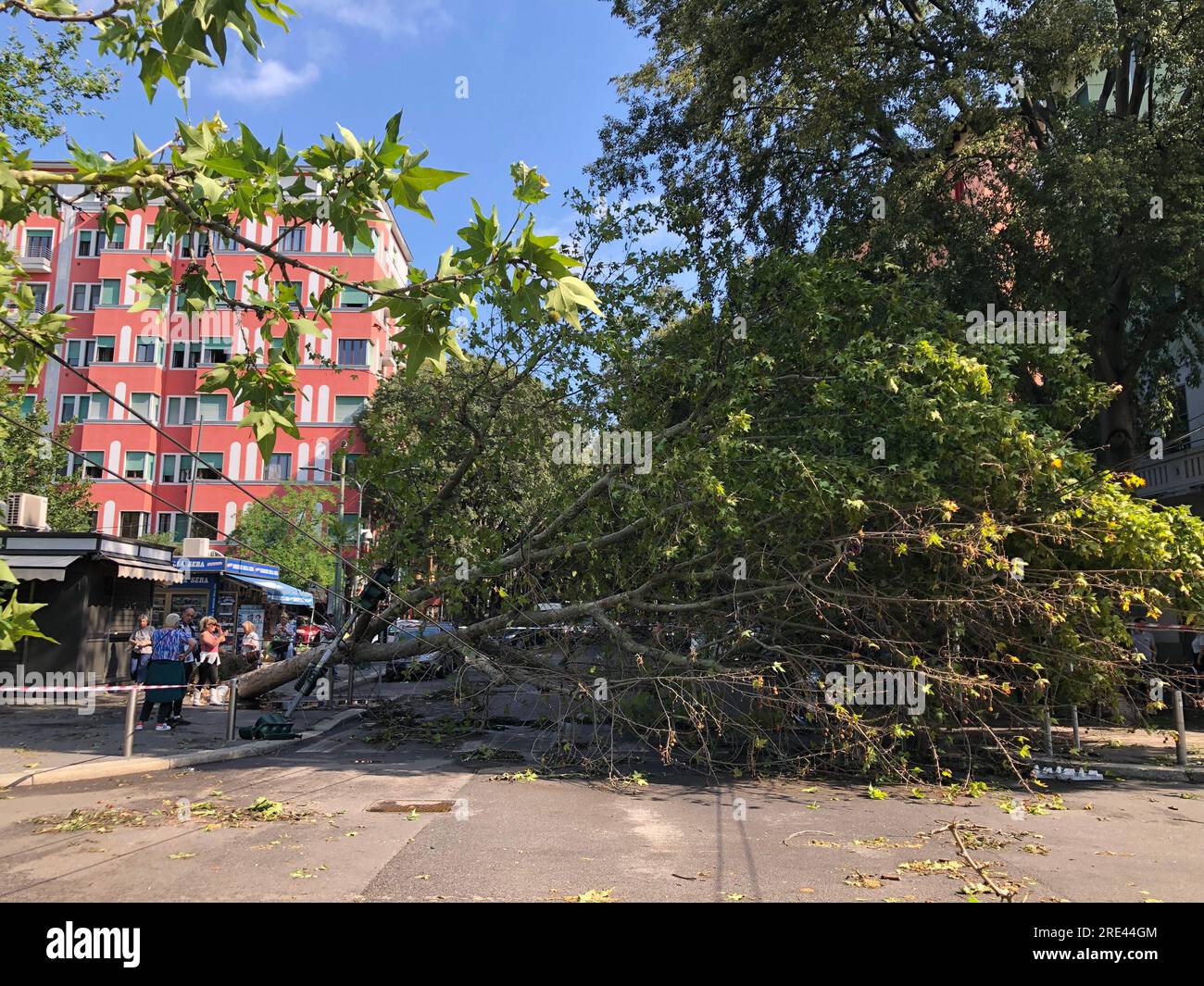 Macchine distrutte hi-res stock photography and images - Alamy