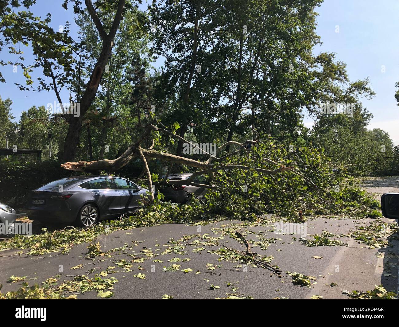 Macchine distrutte hi-res stock photography and images - Alamy