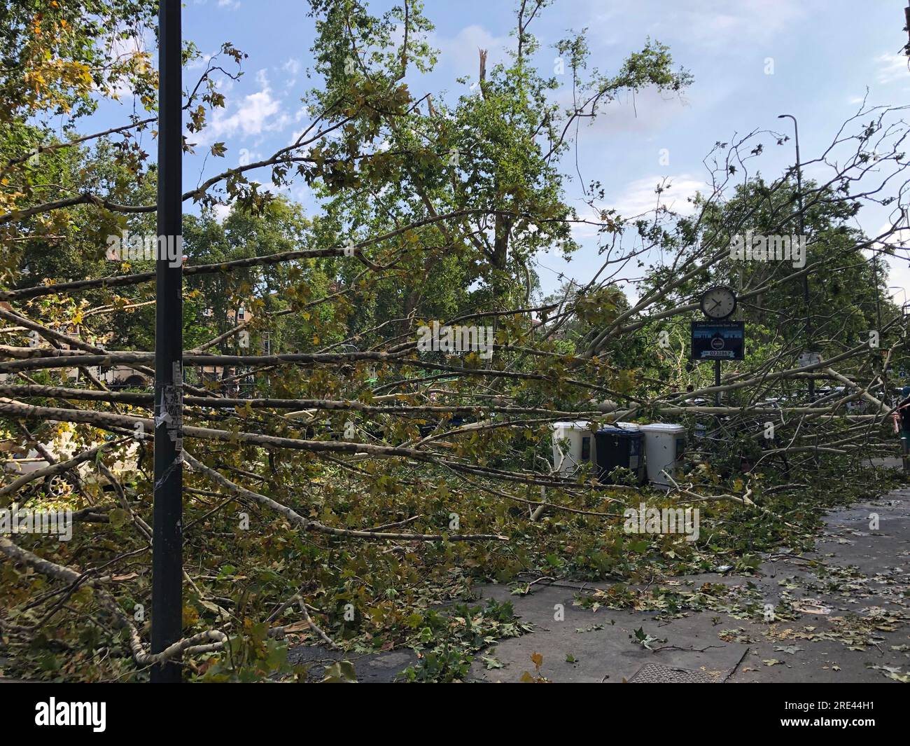 Macchine distrutte hi-res stock photography and images - Alamy