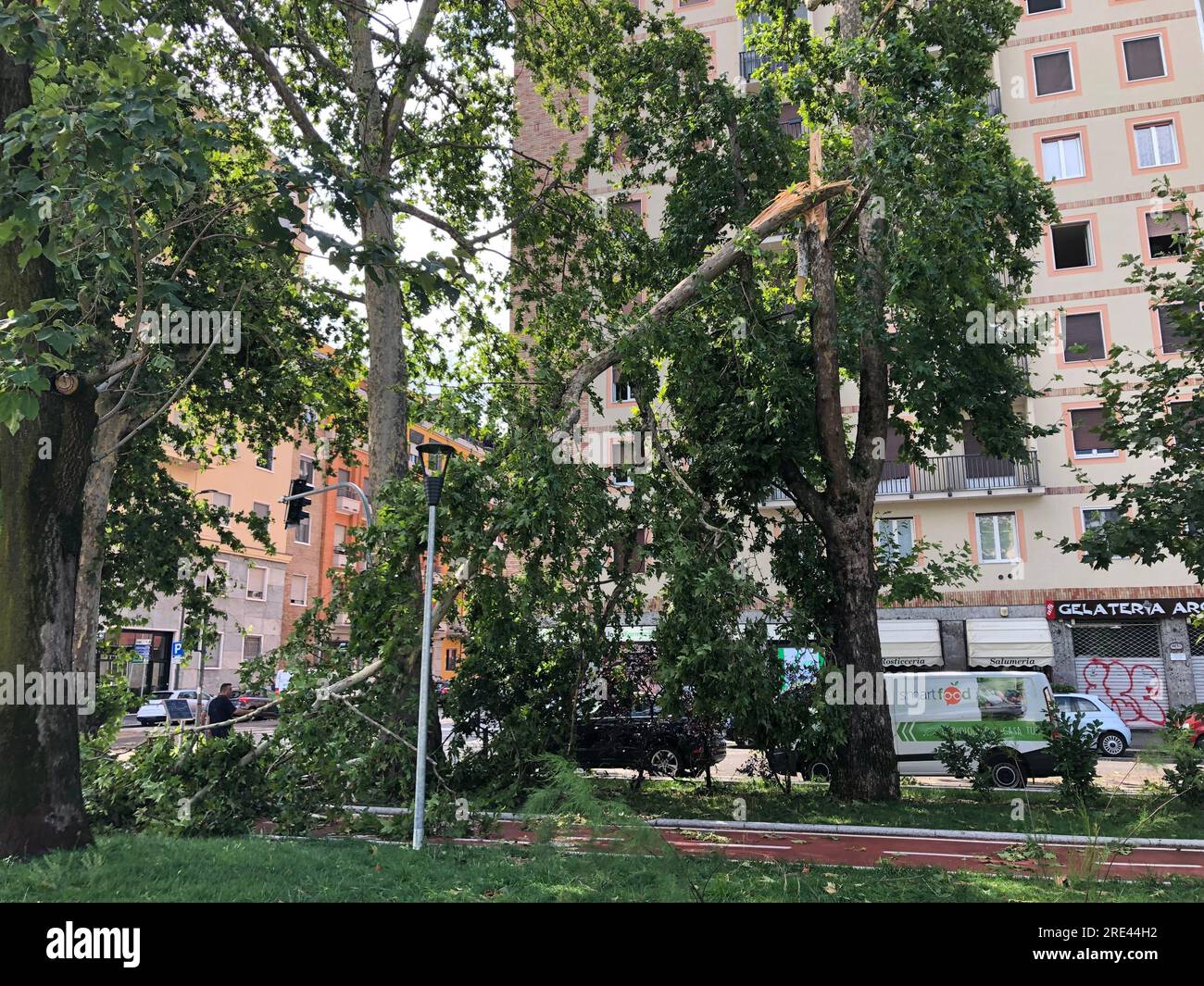 Macchine distrutte hi-res stock photography and images - Alamy