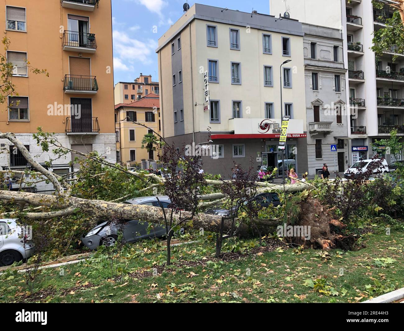 Macchine distrutte hi-res stock photography and images - Alamy