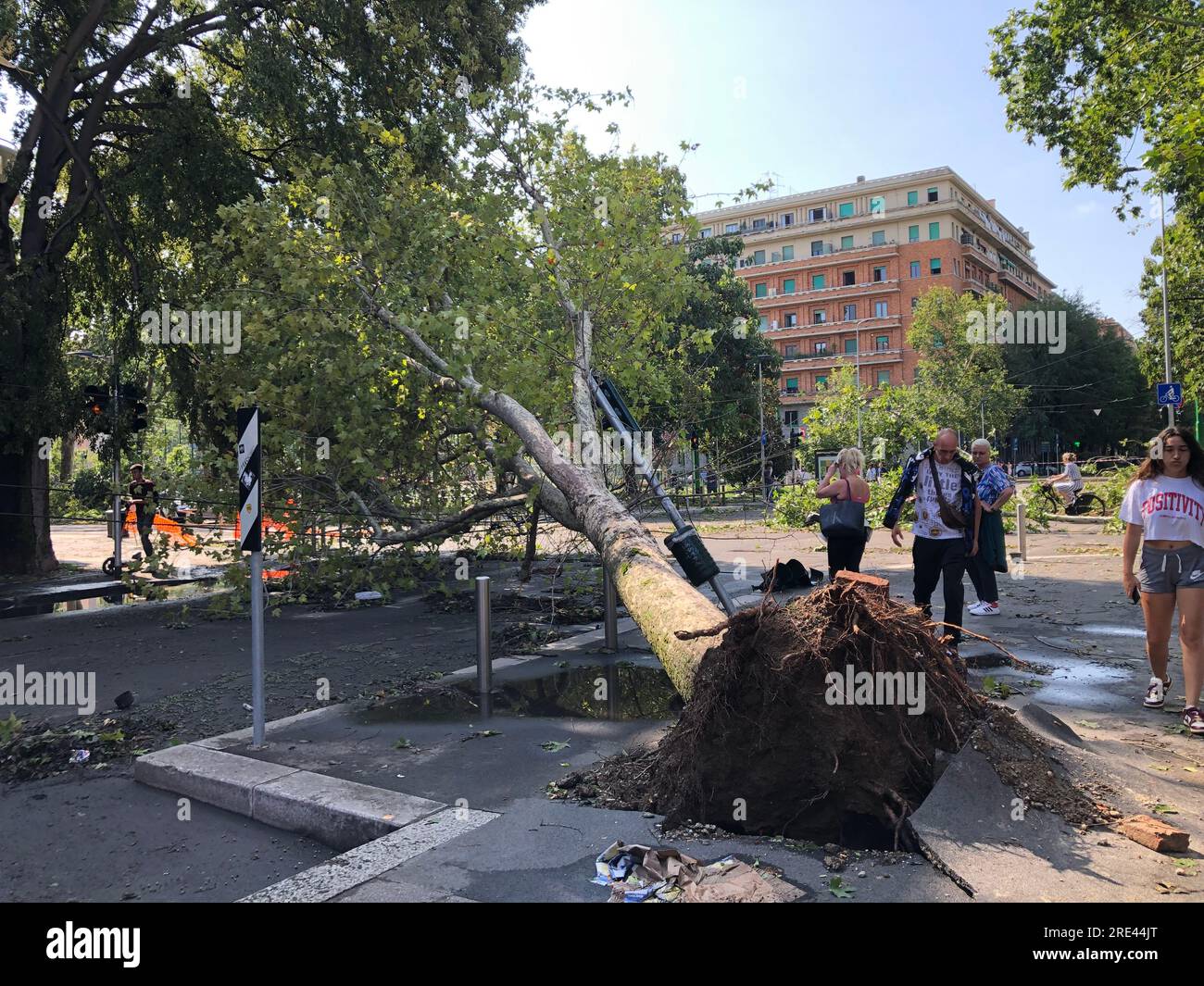 Macchine distrutte hi-res stock photography and images - Alamy