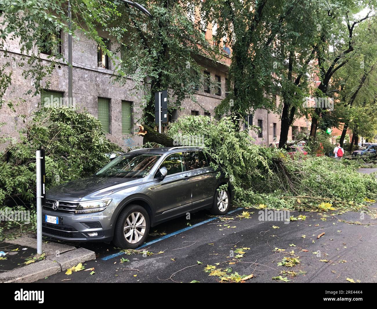 Macchine distrutte hi-res stock photography and images - Alamy