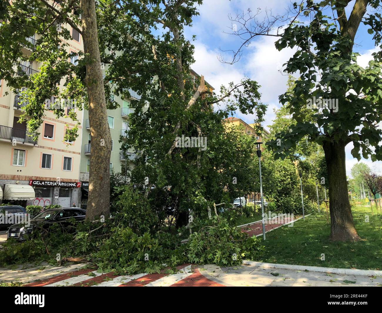 Macchine distrutte hi-res stock photography and images - Alamy