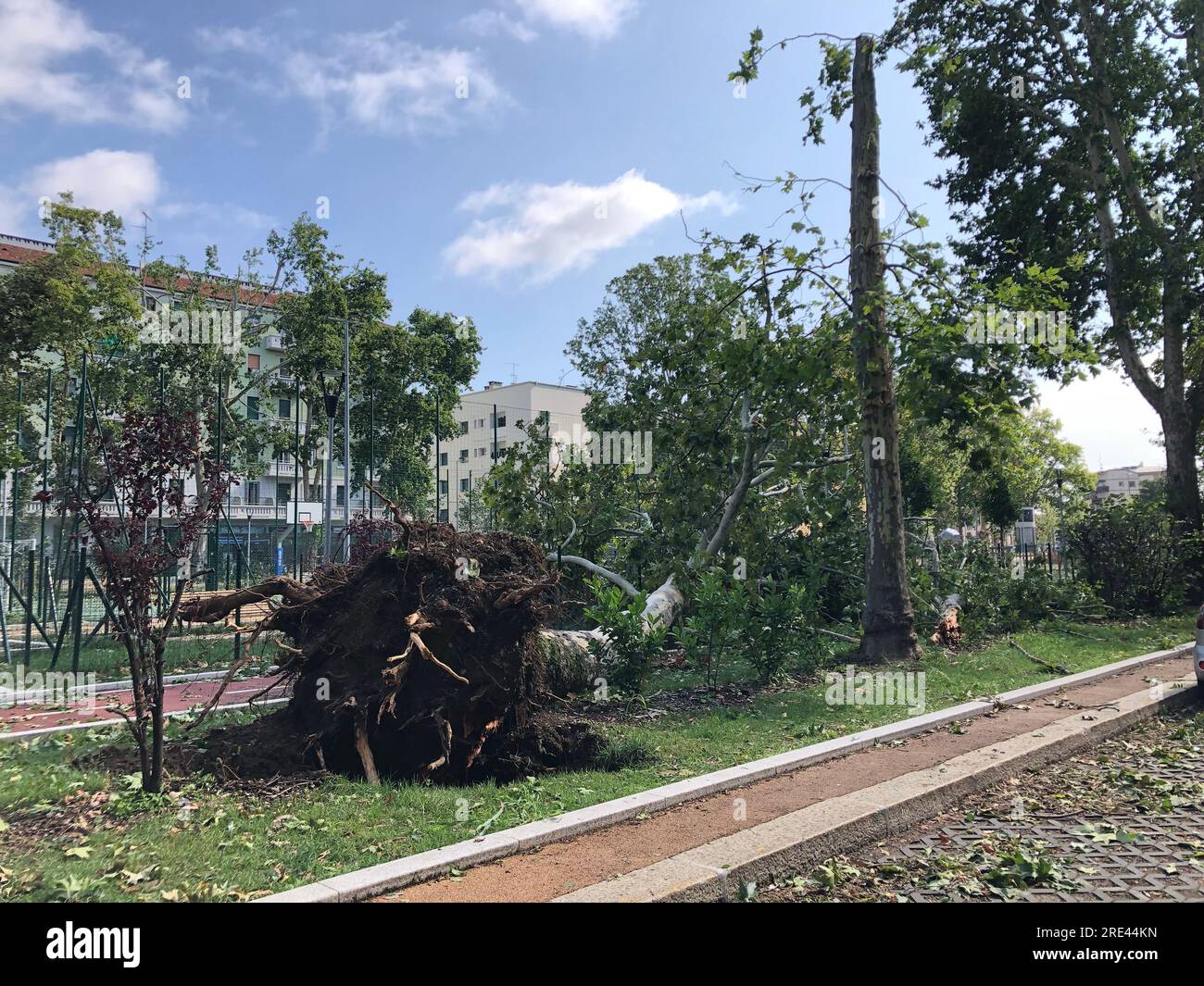 Macchine distrutte hi-res stock photography and images - Alamy