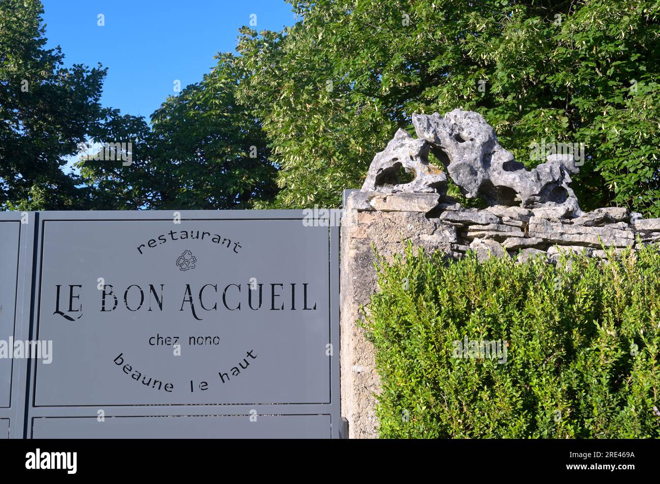 Le Bon Accueil restaurant at La montagne, Beaune FR Stock Photo - Alamy
