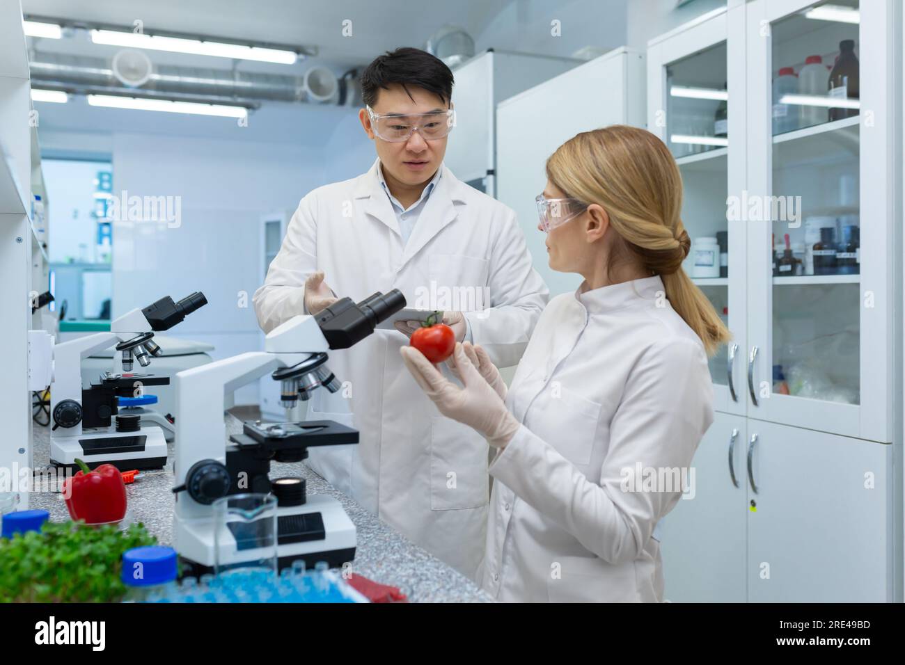 Workers in dna analysis hi-res stock photography and images - Alamy