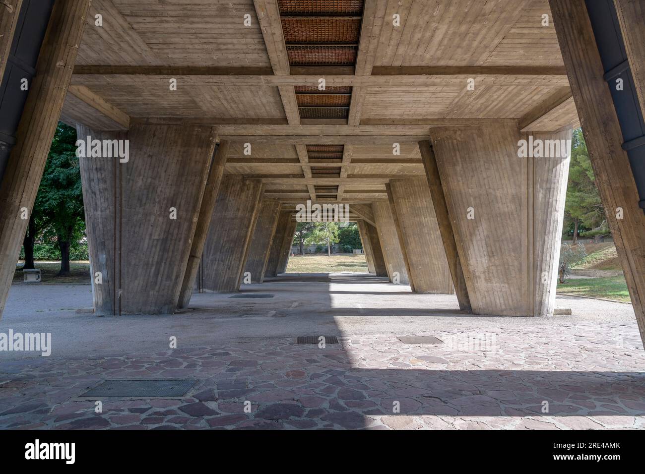 Beneath Le Corbusier’s Unité d'Habitation in Marseille (also known as ...