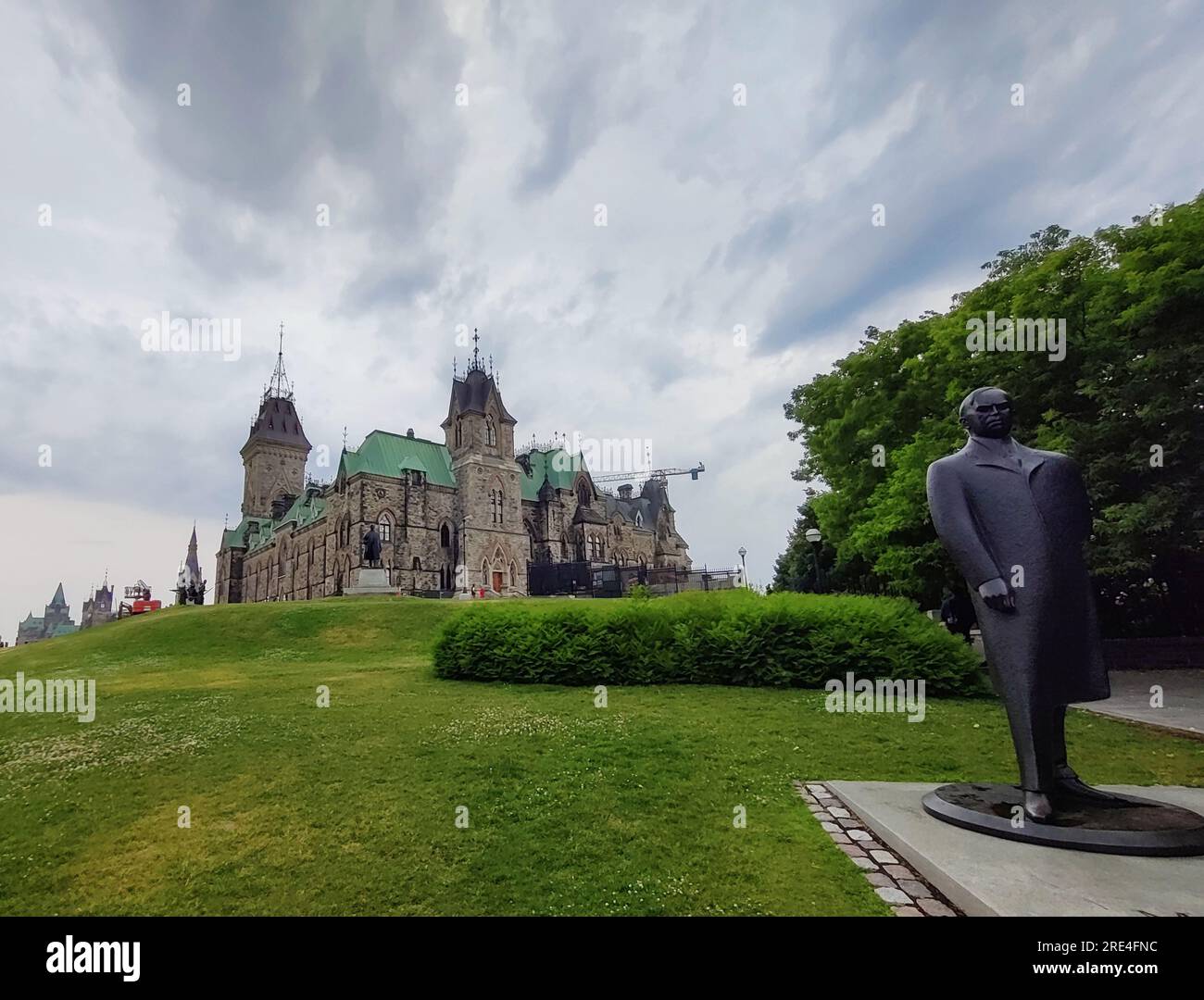 Parliament Hill/Buildings/-Statue of William Lyon Mackenzie King/Ottawa ...