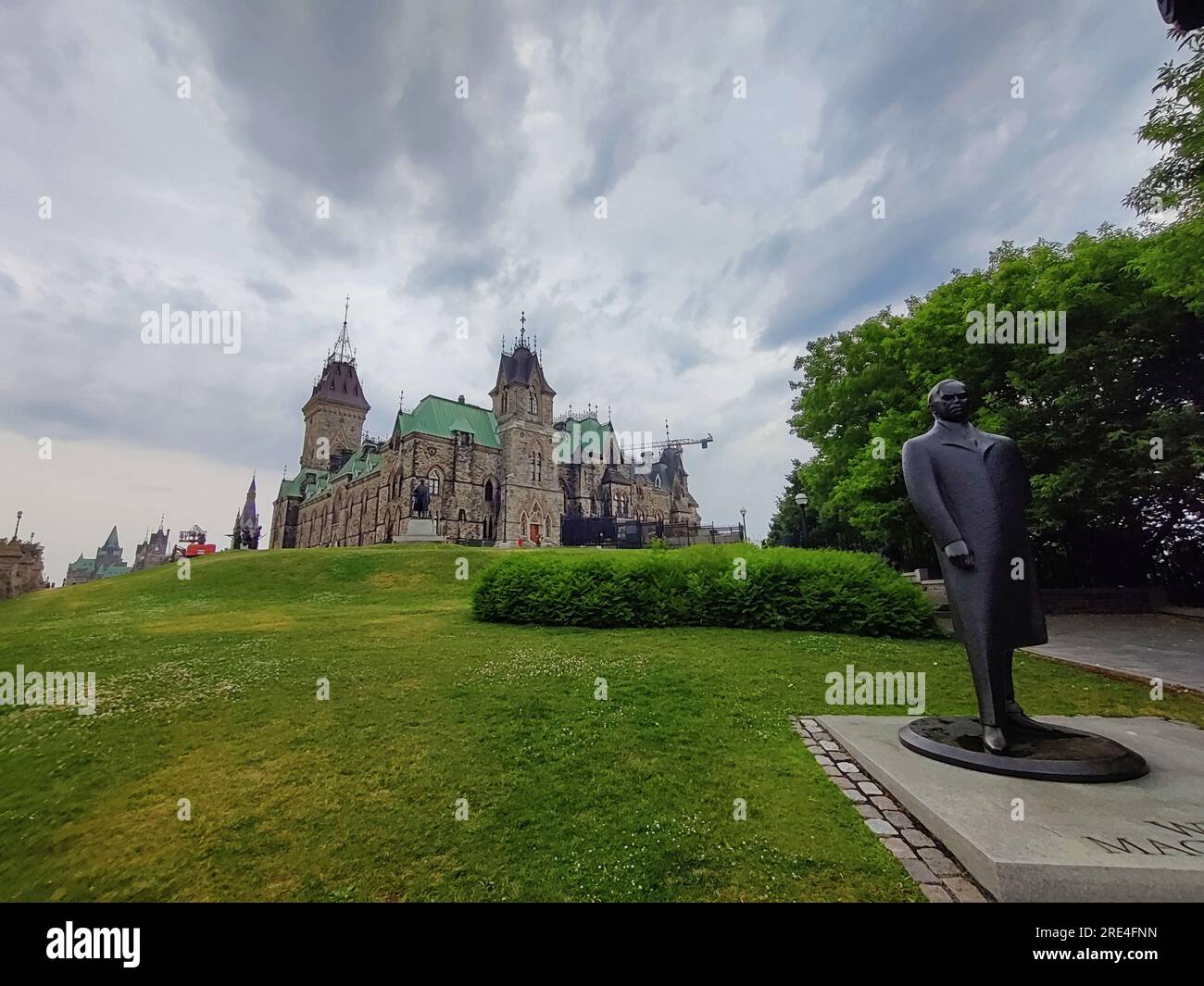 Parliament Hill/Buildings/-Statue of William Lyon Mackenzie King/Ottawa ...