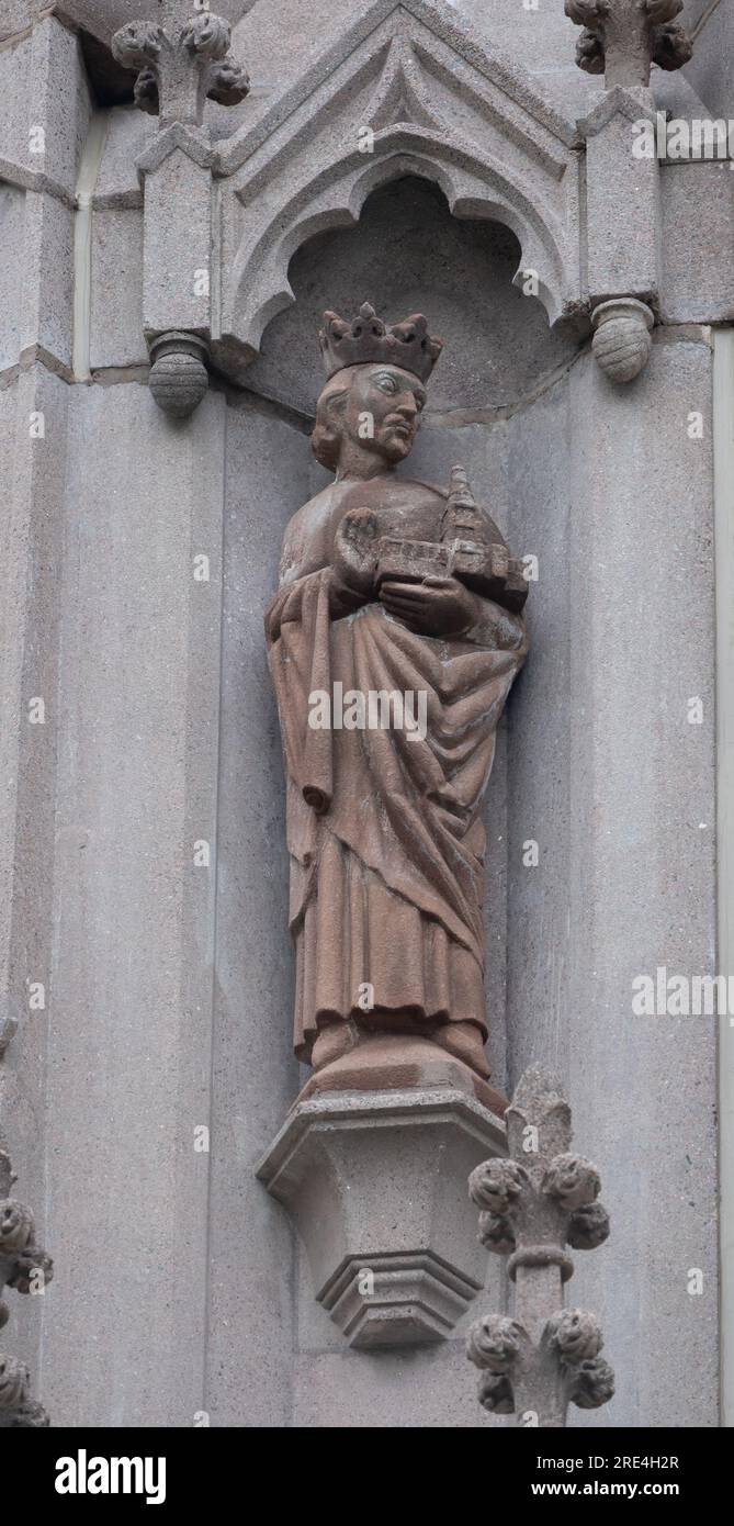 King statue on the renovated and relocated Coventry Cross, Coventry, UK ...