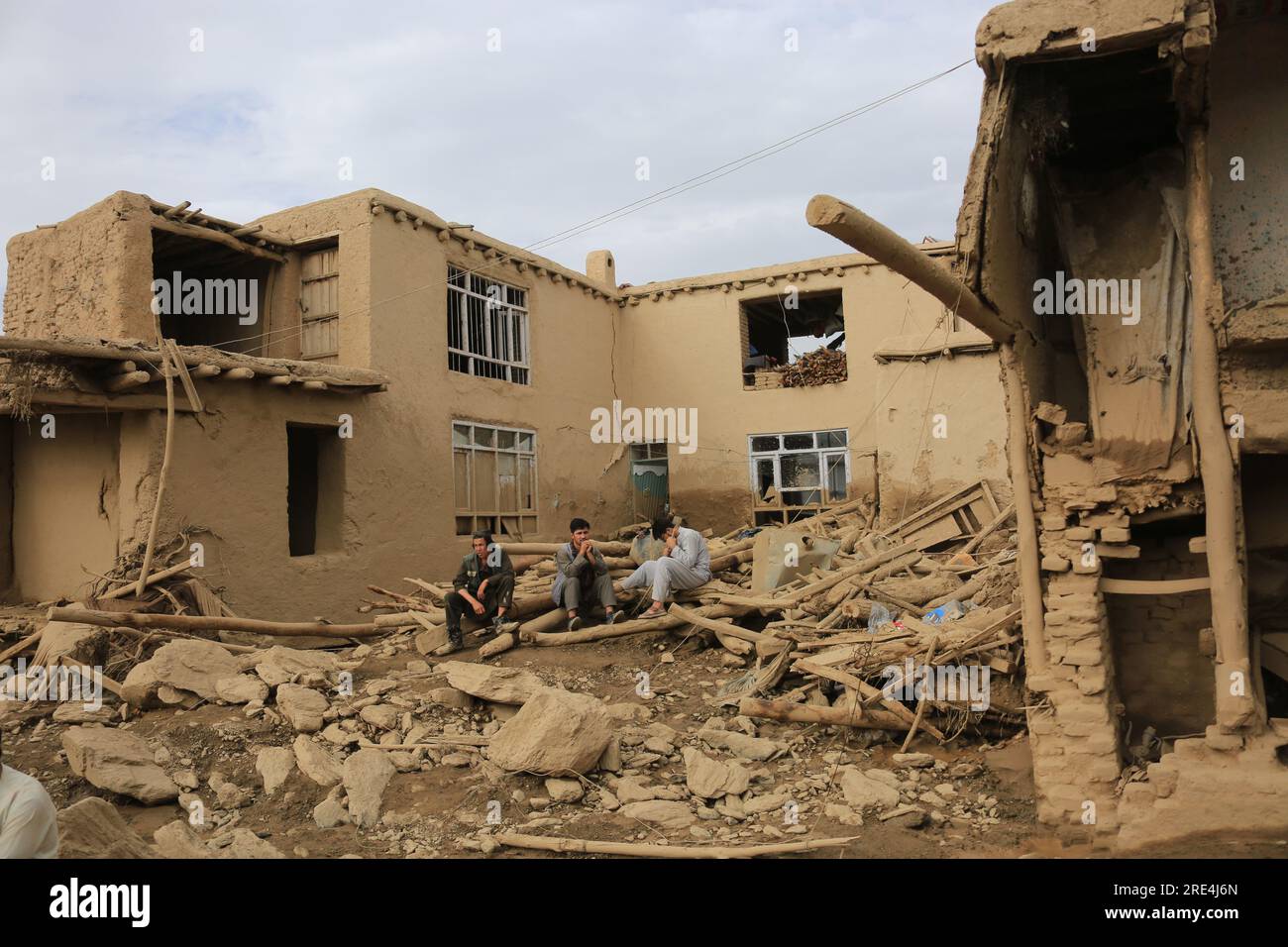 (230725) -- WARDAK, July 25, 2023 (Xinhua) -- People sit outside a ...