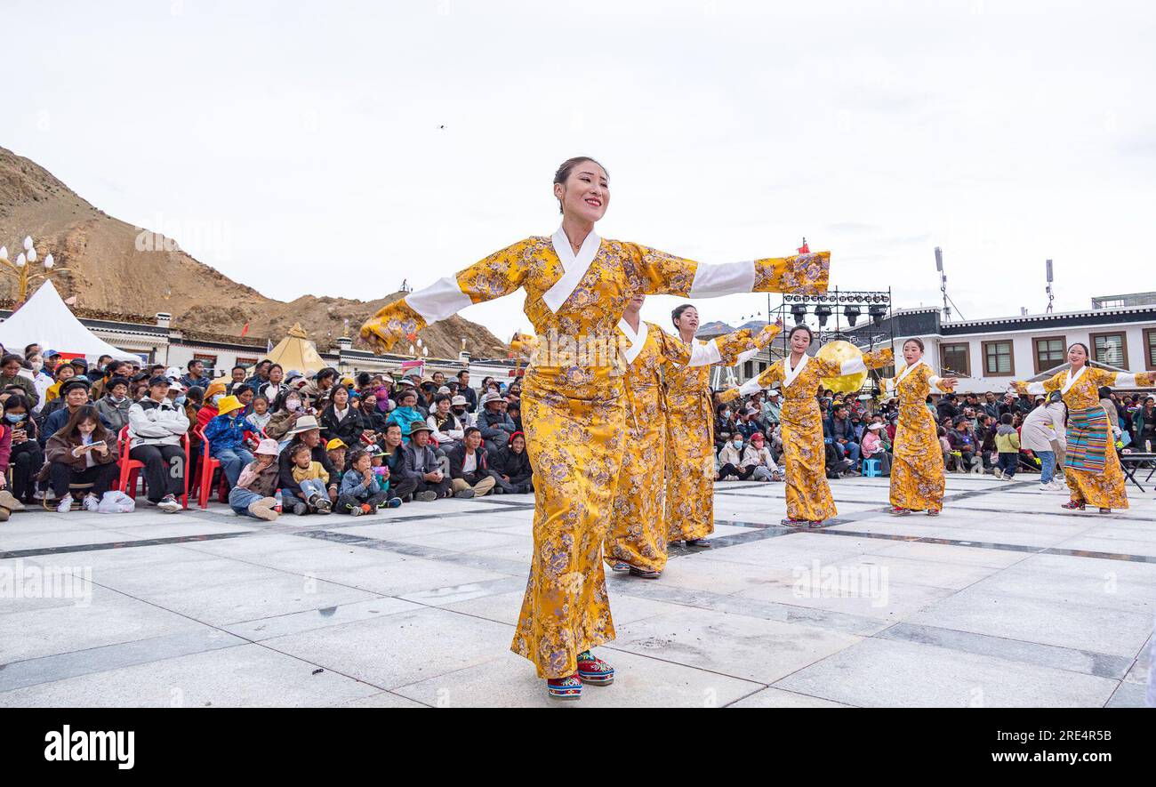 (230725) -- LHASA, July 25, 2023 (Xinhua) -- Performers dance at a ...