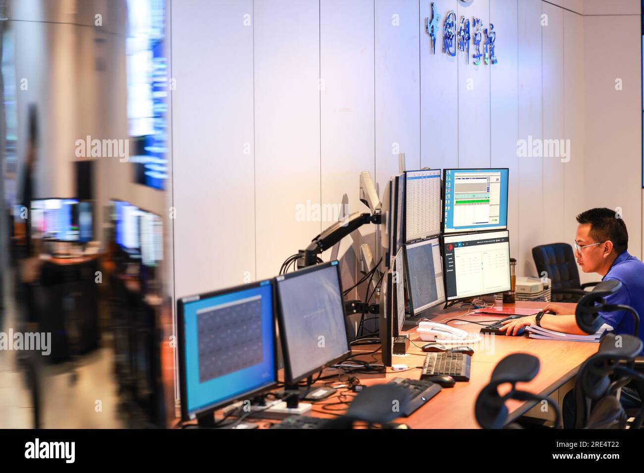 (230725) -- PINGTANG, July 25, 2023 (Xinhua) -- A staff member works at ...