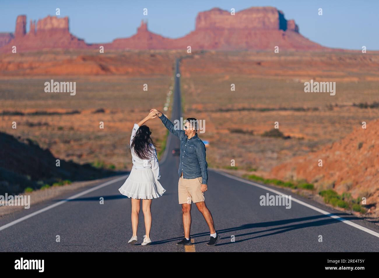 Happy couple on the famous road to Monument Valley in Utah. Amazing ...