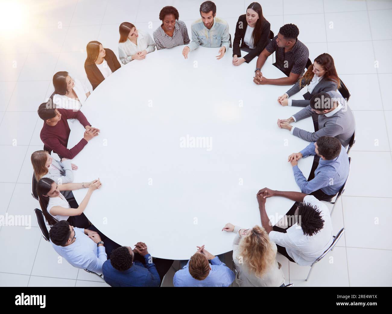 Business people meeting round table hi-res stock photography and images ...