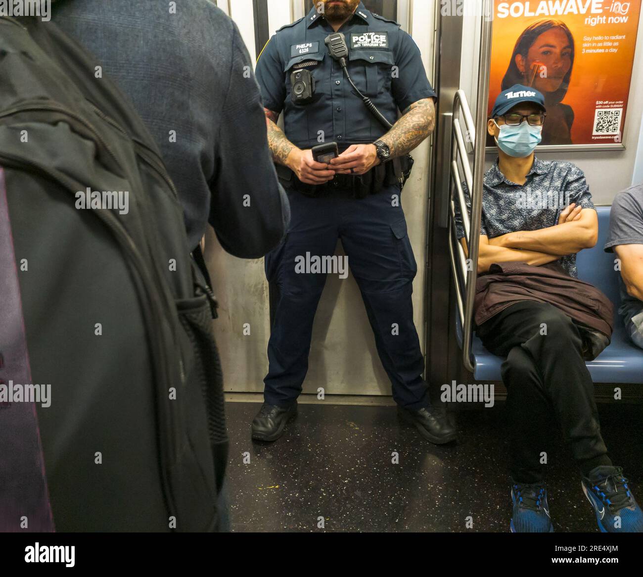 Police officer new york subway hi-res stock photography and images - Alamy