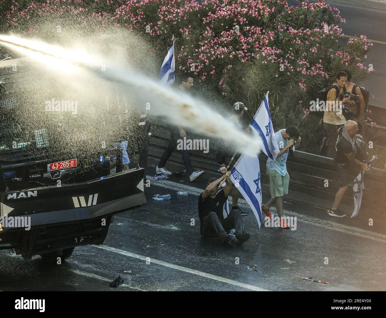 Jerusalem Israel 24th July 2023 Police Officers Use A Water Cannon