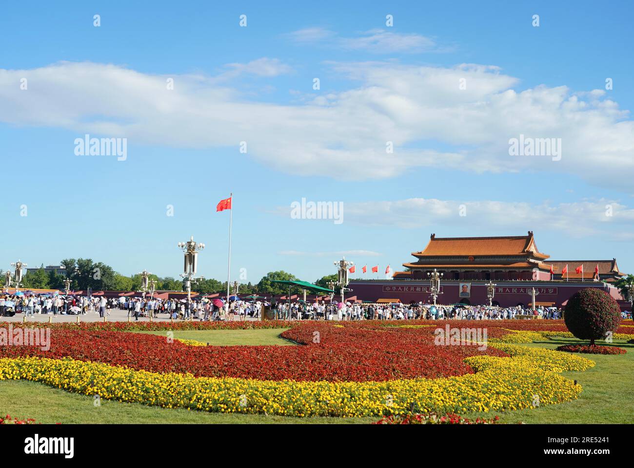 (230725) -- BEIJING, July 25, 2023 (Xinhua) -- People visit the Tian ...