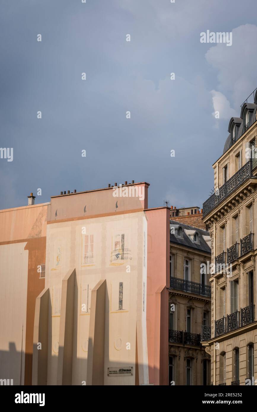 Architectural detail with stylised murals, Avenue Matignon, 8th ...