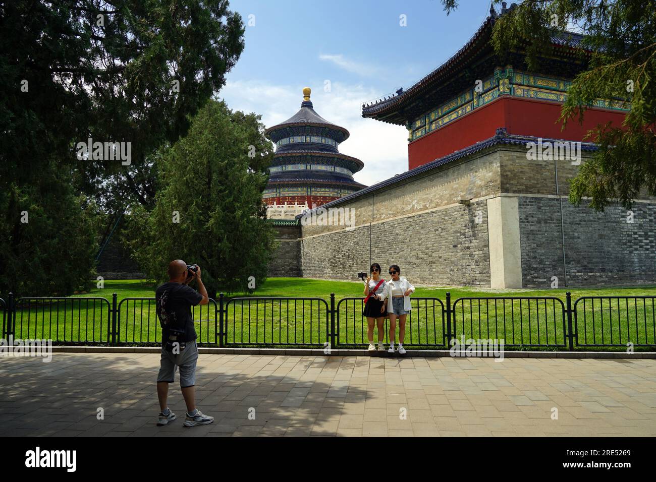 (230725) -- BEIJING, July 25, 2023 (Xinhua) -- Tourists pose for photos ...