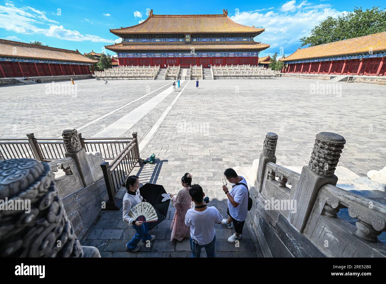 (230725) -- BEIJING, July 25, 2023 (Xinhua) -- Tourists visit the ...