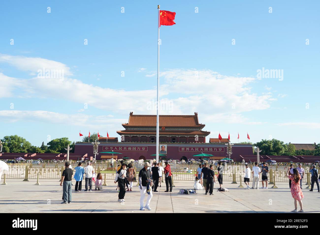 (230725) -- BEIJING, July 25, 2023 (Xinhua) -- People visit the Tian ...