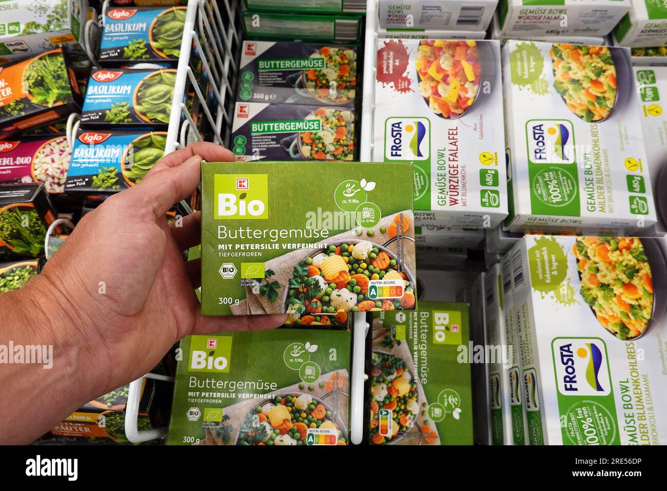Bio-label frozen vegetables in a grocery Stock Photo - Alamy