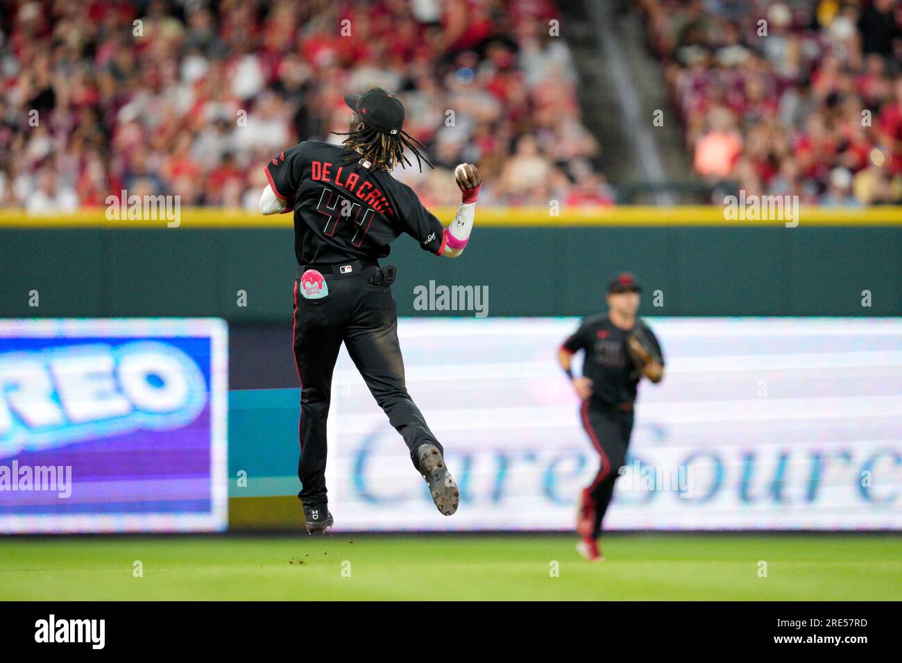 Cincinnati Reds third baseman Elly De La Cruz (44) throws during a ...