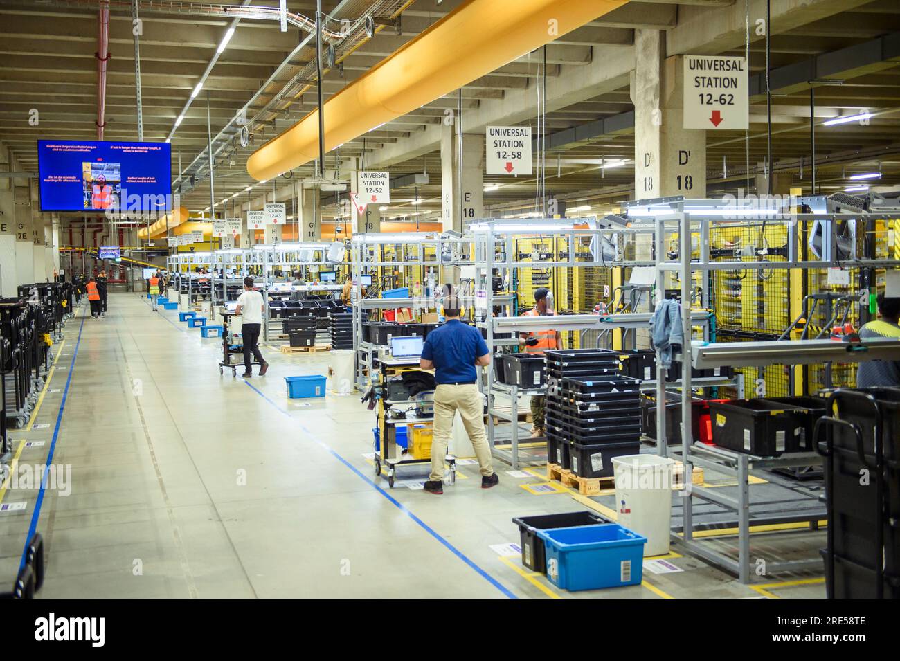 25 July 2023, Lower Saxony, Winsen (Luhe): Employees use scanners to ...