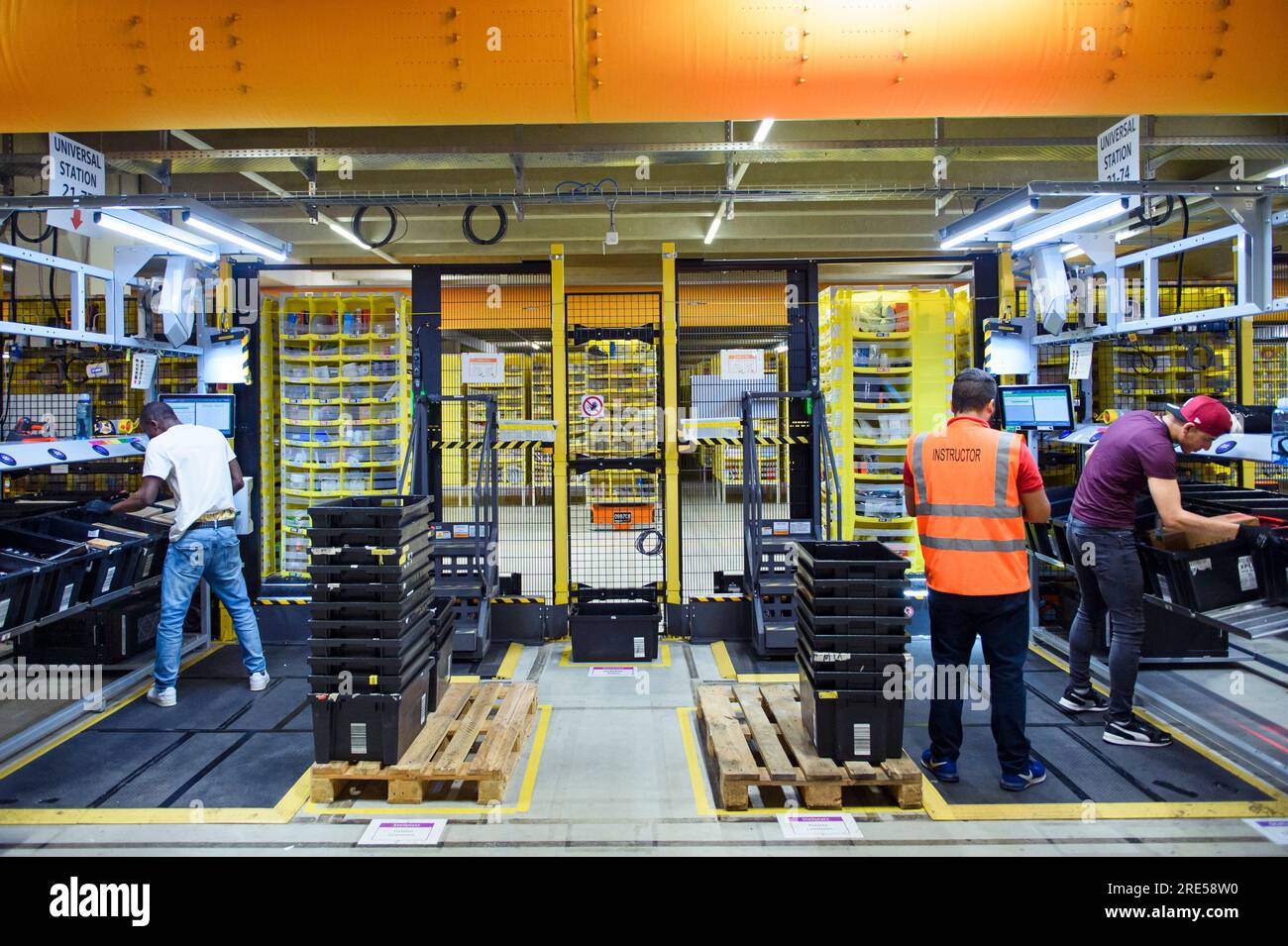 25 July 2023, Lower Saxony, Winsen (Luhe): Employees sort delivered ...
