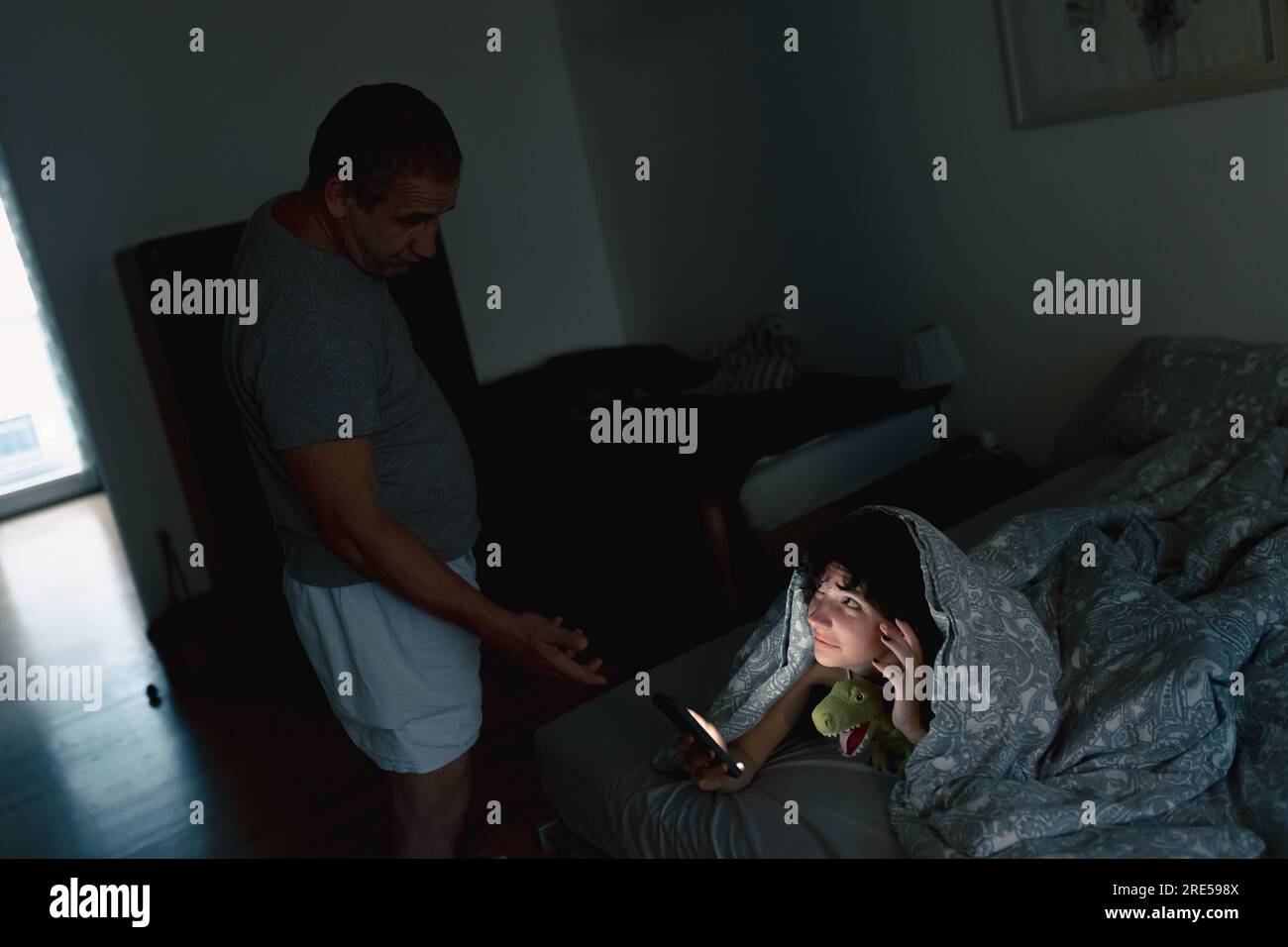 Mutual understanding of father and daughter Stock Photo - Alamy