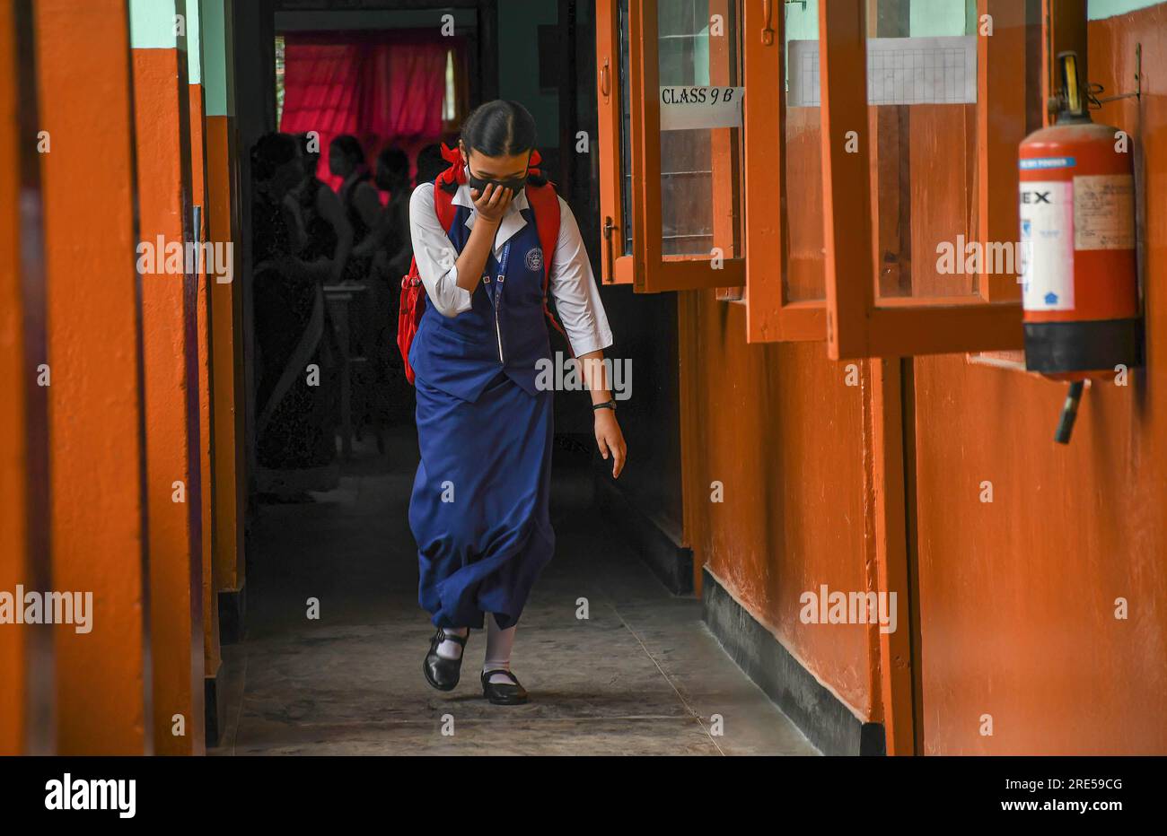 High school student walks hi-res stock photography and images - Alamy